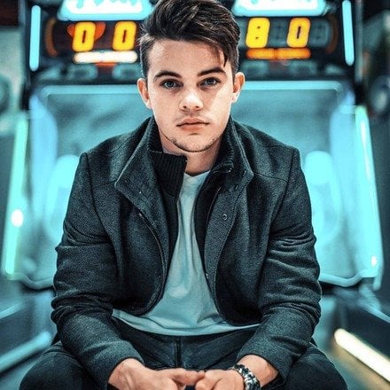 Eye Makeup For Men: Iconic Men's Eye Makeup Guide - Maybelline India